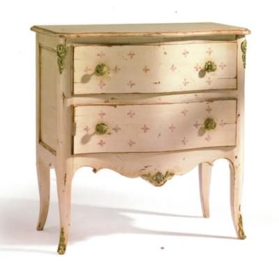 Petite commode de style Louis XV Pompadour